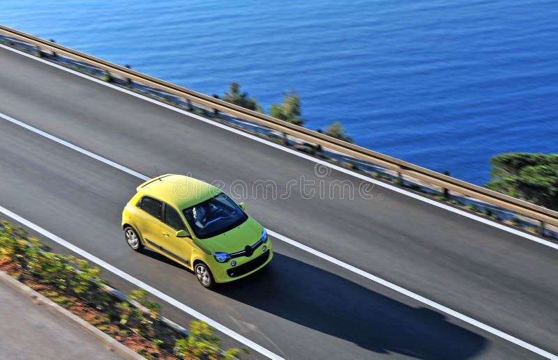 Gele Auto Die Zich Op De Weg Bewegen Stock Afbeelding - Image of ...
