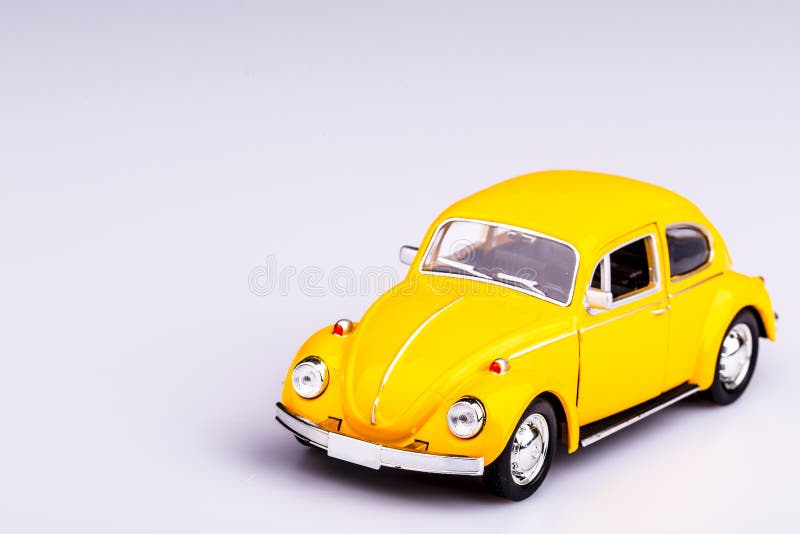 Gele auto, kever op wit stock foto. Image of volkswagen - 70462560