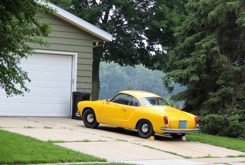 Gele auto op de oprit stock afbeelding. Image of stijlvol - 81604475