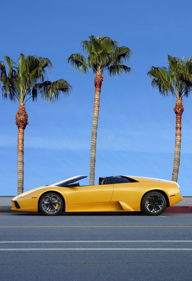 Gele auto stock afbeelding. Image of modern, engelen, chroom - 3896597