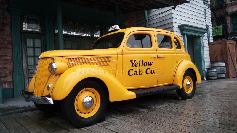 Gele Auto in Universele Studio's in Singapore Redactionele Foto - Image ...