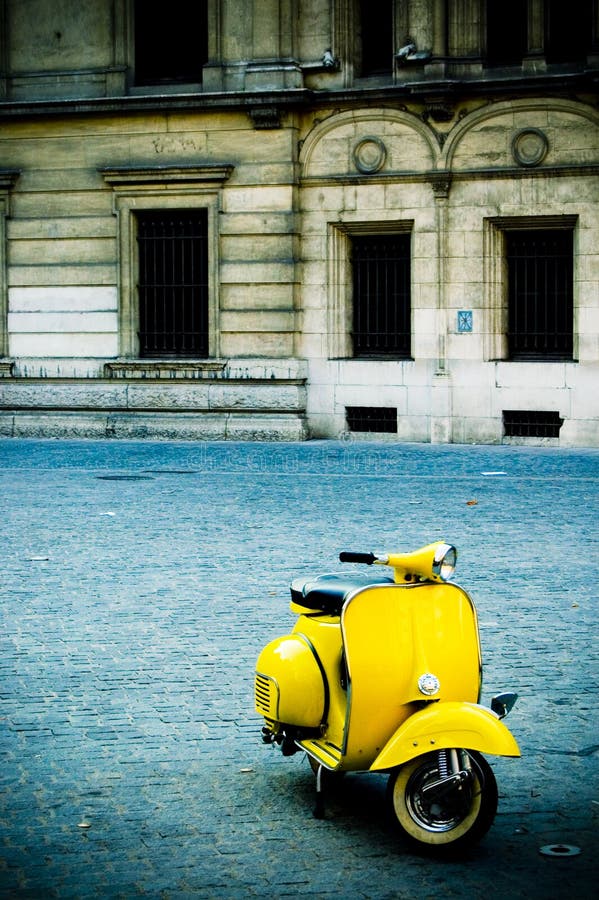 Gele Motor Door Grijze Muur Stock Foto - Image of vervoer, concreet ...