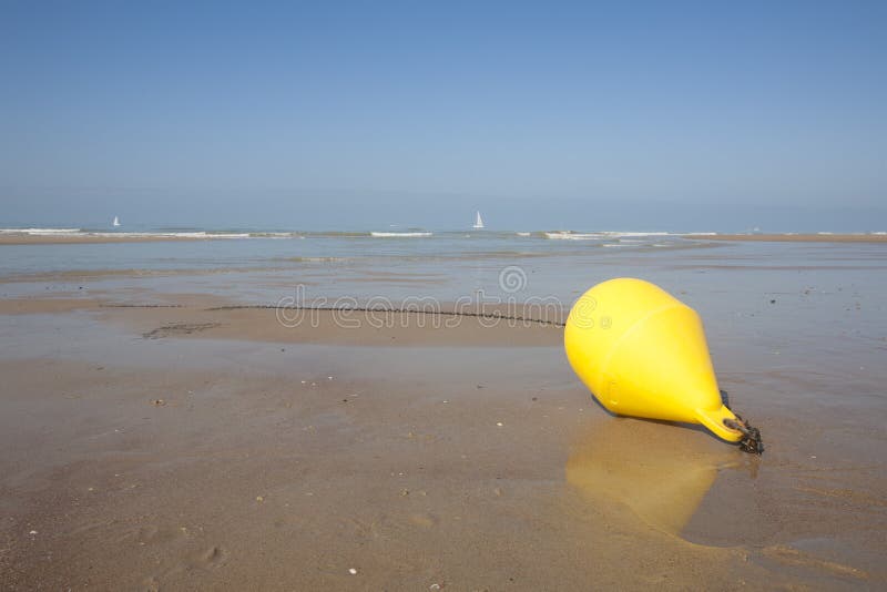 Gele boei op het strand stock afbeelding. Image of kust - 18968061