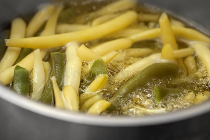 Gele Bonen Die in Water Koken Stock Foto - Image of groen, magnesium ...