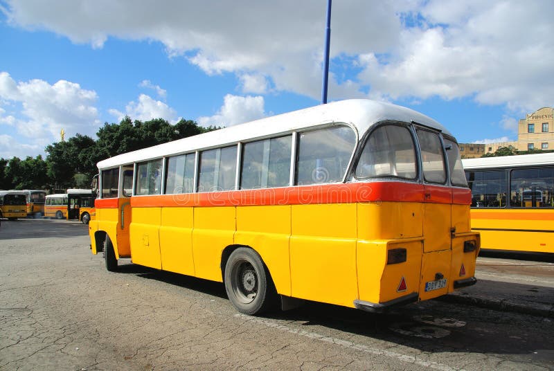 Gele bussen in Malta redactionele afbeelding. Image of antiquiteit ...
