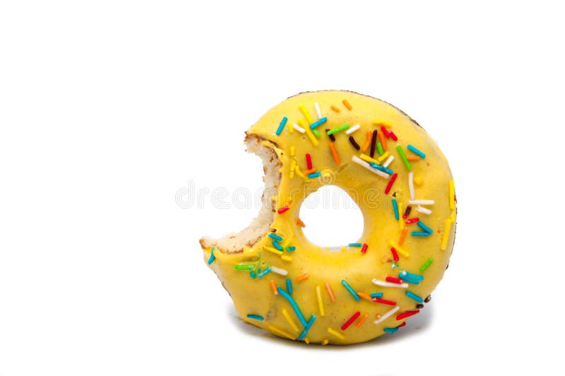 Gele Die Doughnut Op Het Wit Wordt Geïsoleerd Stock Foto - Image of ...