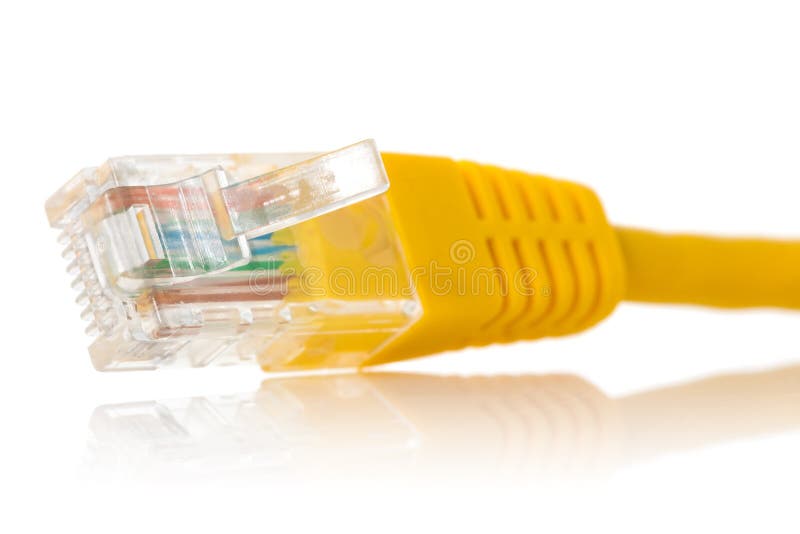 Gele Die Internet-kabel Op Wit Wordt Geïsoleerd Stock Afbeelding ...