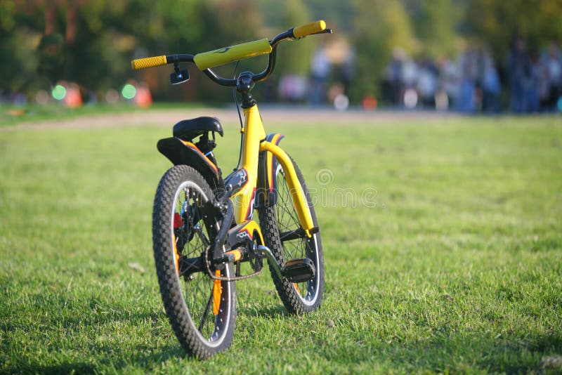 Gele Fiets stock afbeelding. Afbeelding bestaande uit zwart - 3289471