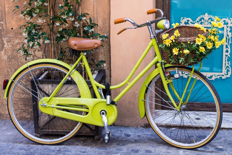 Gele Fiets Met Mand Van Bloemen Stock Afbeelding - Image of stad ...