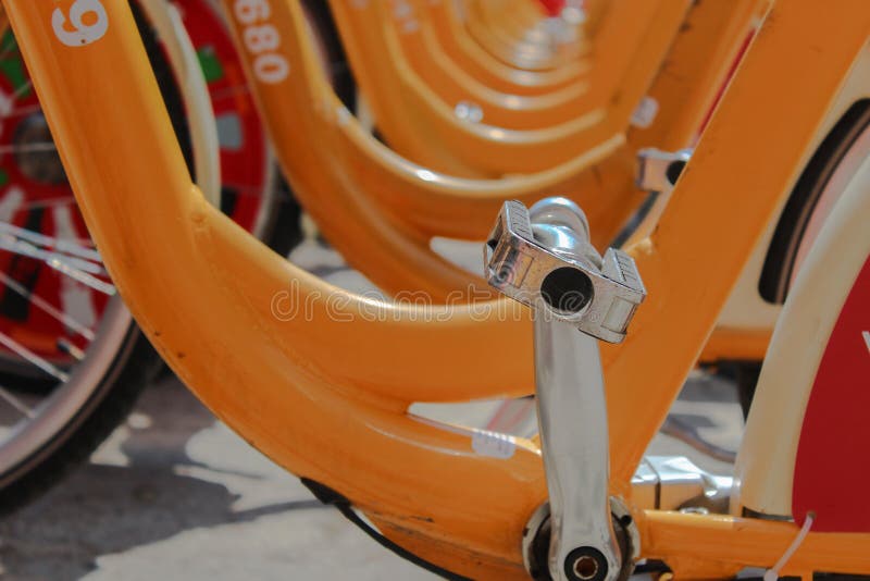 Gele Fietsen in Het Fietsenrek Van Stedelijke Fiets-deelt Sy Stock Foto ...