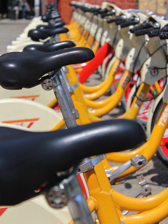 Gele Fietsen in Het Fietsenrek Van Stedelijke Fiets-deelt Sy Stock Foto ...