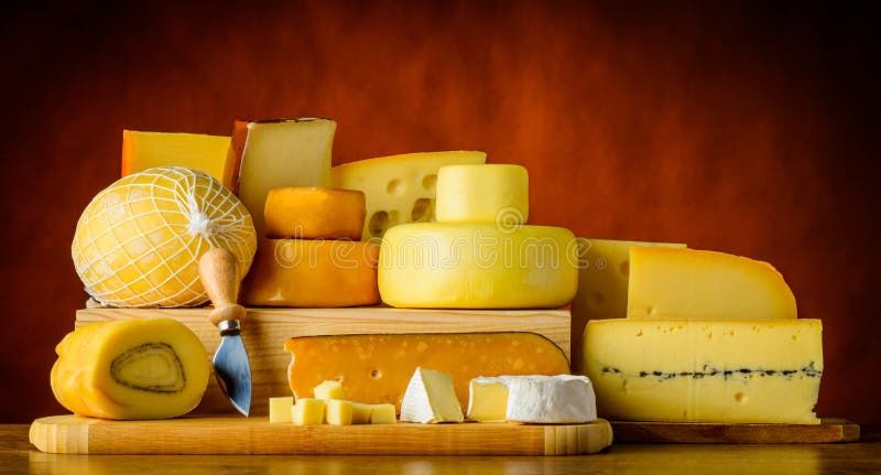 Harde Kaas Als Stukken Op Houten Lijstclose-up Stock Afbeelding - Image ...