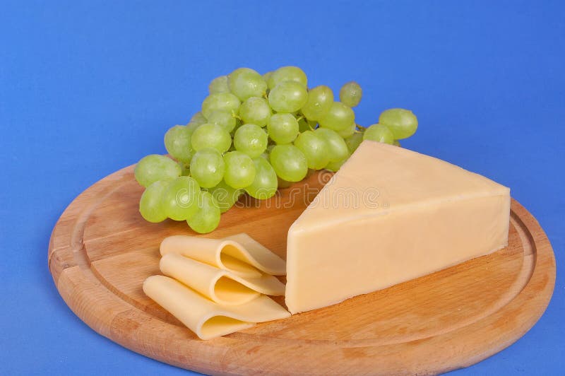 Gele kaas stock foto. Image of delicatesse, druiven, melk - 14363862