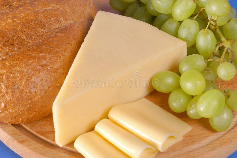 Gele kaas stock foto. Image of delicatesse, druiven, melk - 14363862
