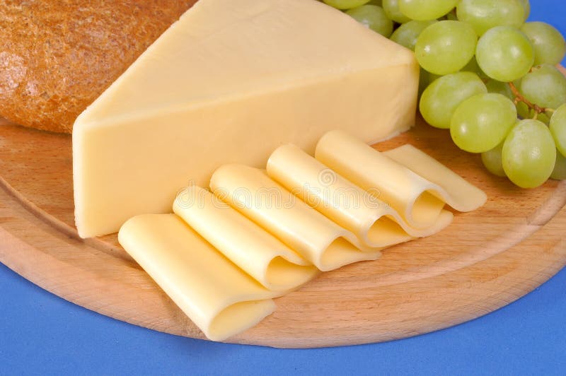 Gele kaas stock foto. Image of delicatesse, druiven, melk - 14363862