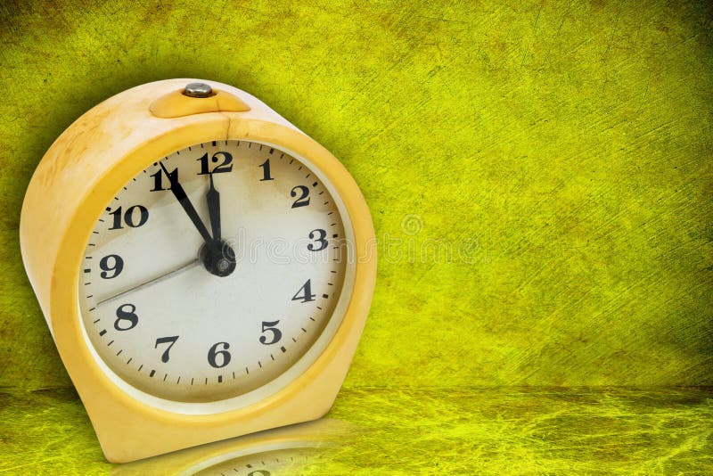 Gele Klok Op Groene Achtergrond Stock Foto - Image of geel, voorwerp ...