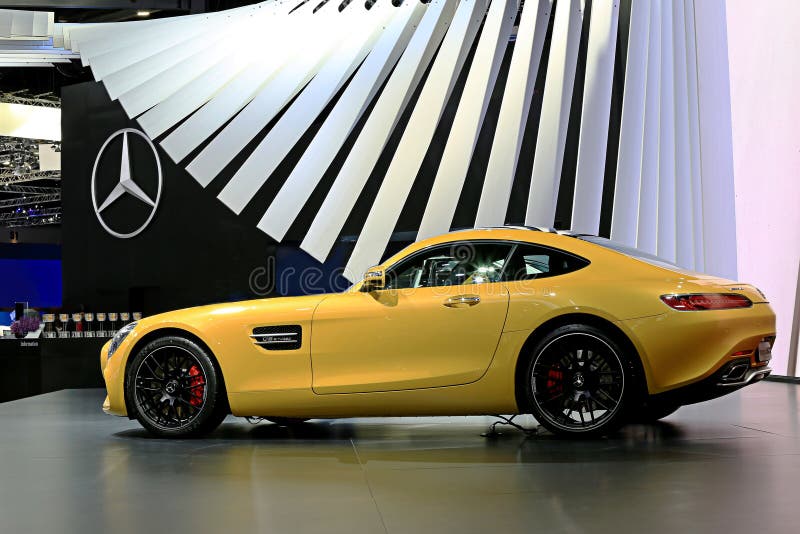 Gele Mercedes Benz-sportwagen Redactionele Fotografie - Image of ...