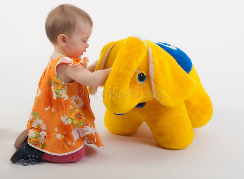 Gele olifant stock afbeelding. Image of kleding, achtergrond - 27222747