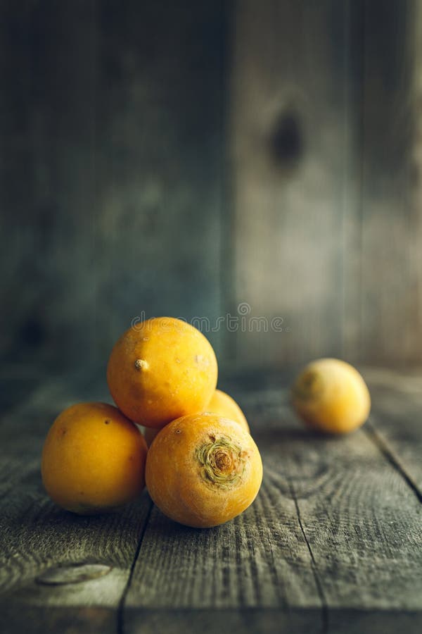 Gele organische rapen stock foto. Image of plank, raad - 104363694