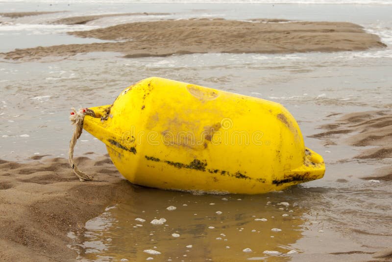 Gele Overzeese Boei Bij Het Strand Voor De Kust Stock Afbeelding ...