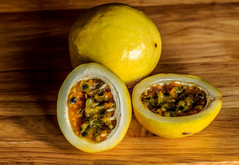 Gele passievrucht stock foto. Image of voedsel, geel - 77282998