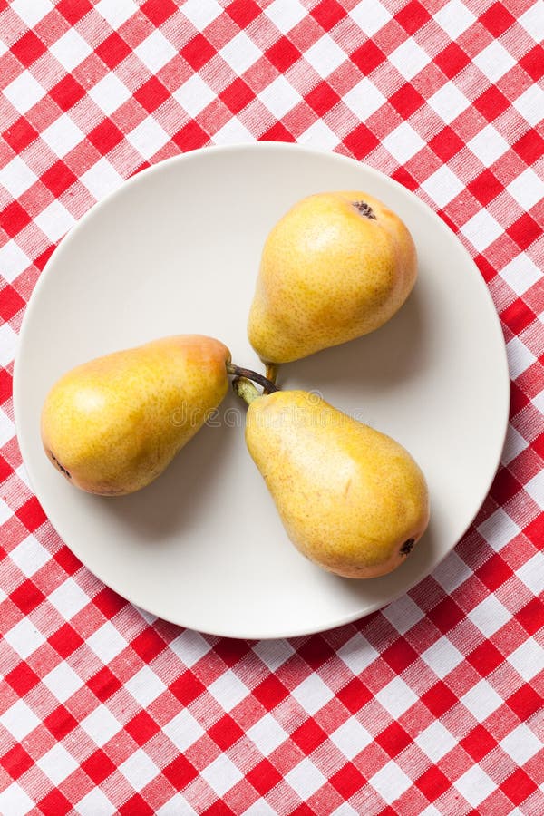 Gele peer stock afbeelding. Image of smakelijk, gezond - 15850501