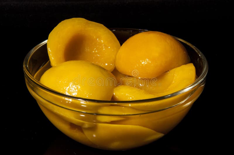 Gele perzik in stroop stock foto. Image of vers, gezondheid - 37871618