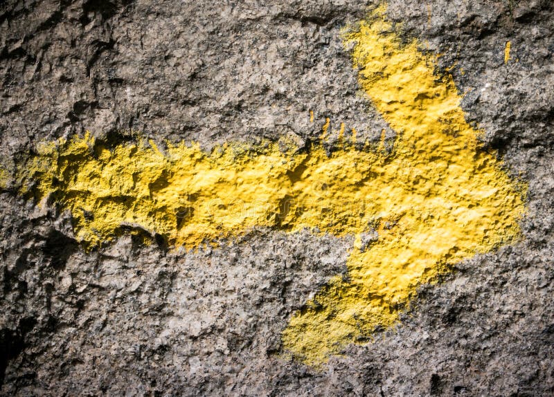 Gele Pijl in Camino DE Santiago Stock Afbeelding - Image of pijl ...