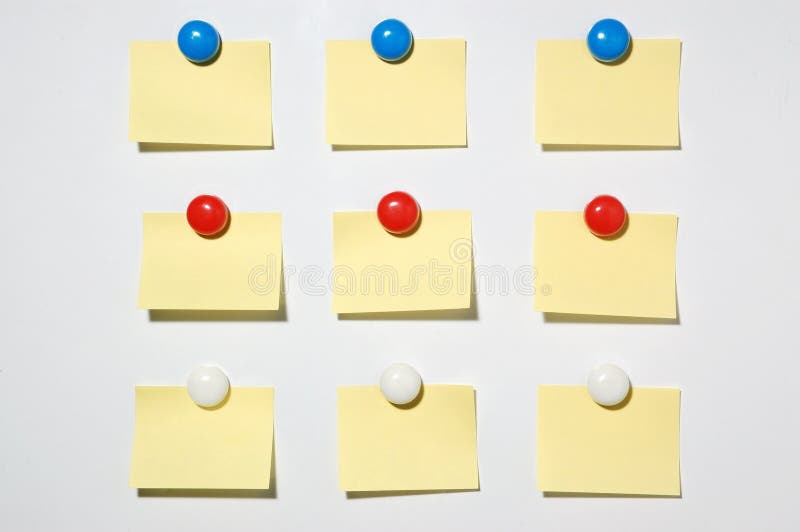 Gele Post-itnota En Magneetknoop Op Whiteboard Stock Foto - Image of ...