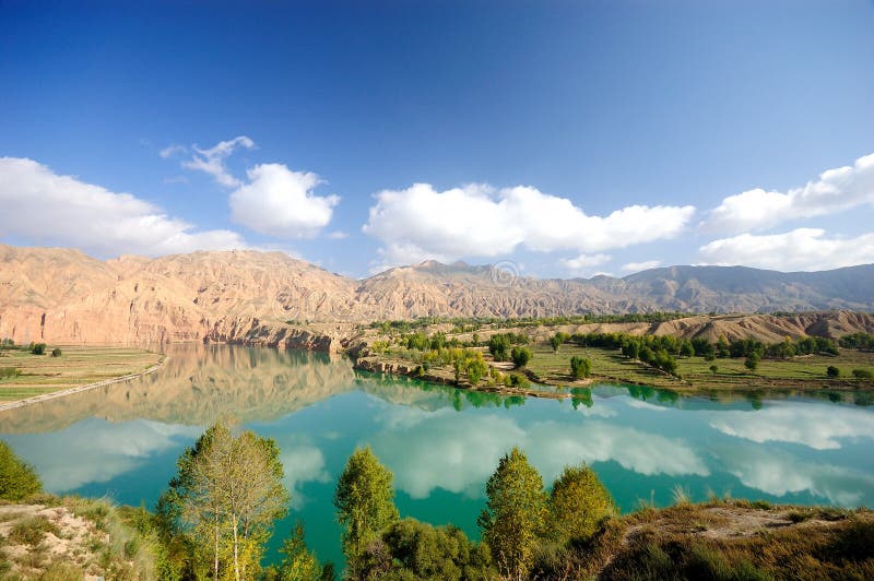 Gele Rivier stock foto. Image of landschap, geel, rivier - 6842574