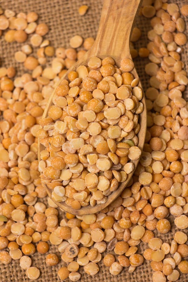 Gele spliterwten stock afbeelding. Afbeelding bestaande uit horizontaal ...