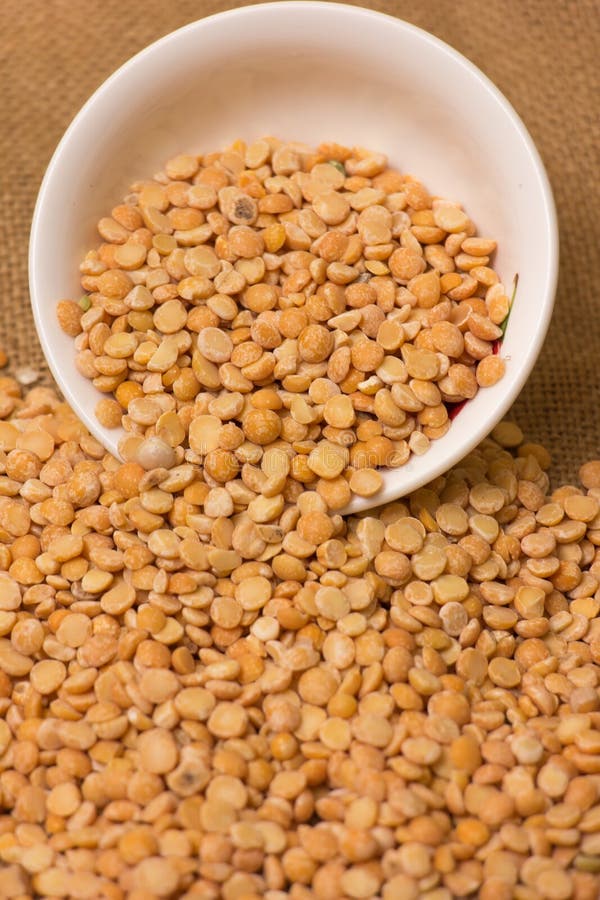 Gele spliterwten stock afbeelding. Afbeelding bestaande uit kleur ...