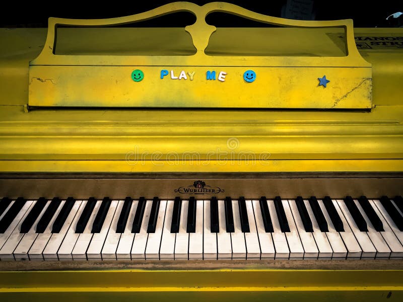 Gele Straatpiano De Stad in Redactionele Stock Foto - Image of geel ...
