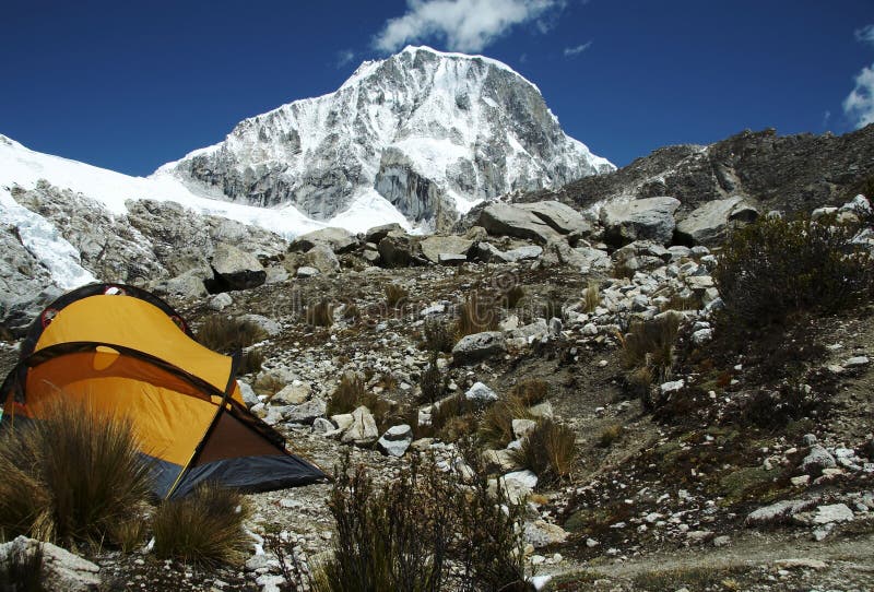 Gele tent in de berg stock afbeelding. Image of vreedzaam - 1627401