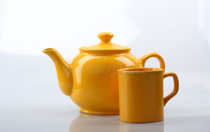 Gele theepot en mok stock foto. Image of hitte, koppen - 17026518