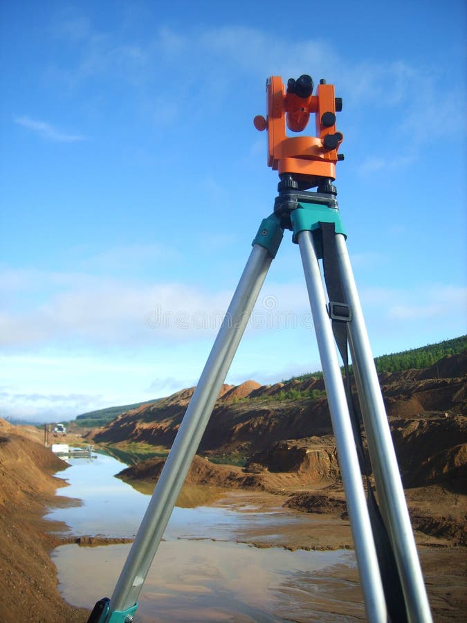 De Theodoliet Van De Landmeter Op Driepoot Stock Foto - Image of ...