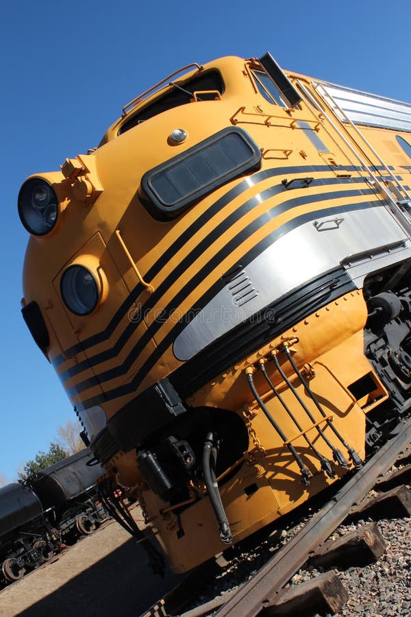 Gele Trein #2 stock foto. Image of motor, verzending, trein - 1075486