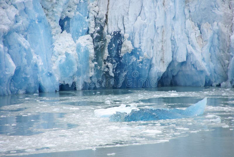 Queda de geleira no oceano imagem de stock. Imagem de oceano - 6982015