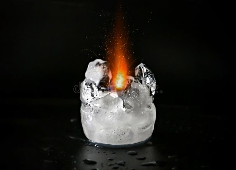 Gelo De Derretimento Da Chama Efervescente Foto de Stock - Imagem de ...
