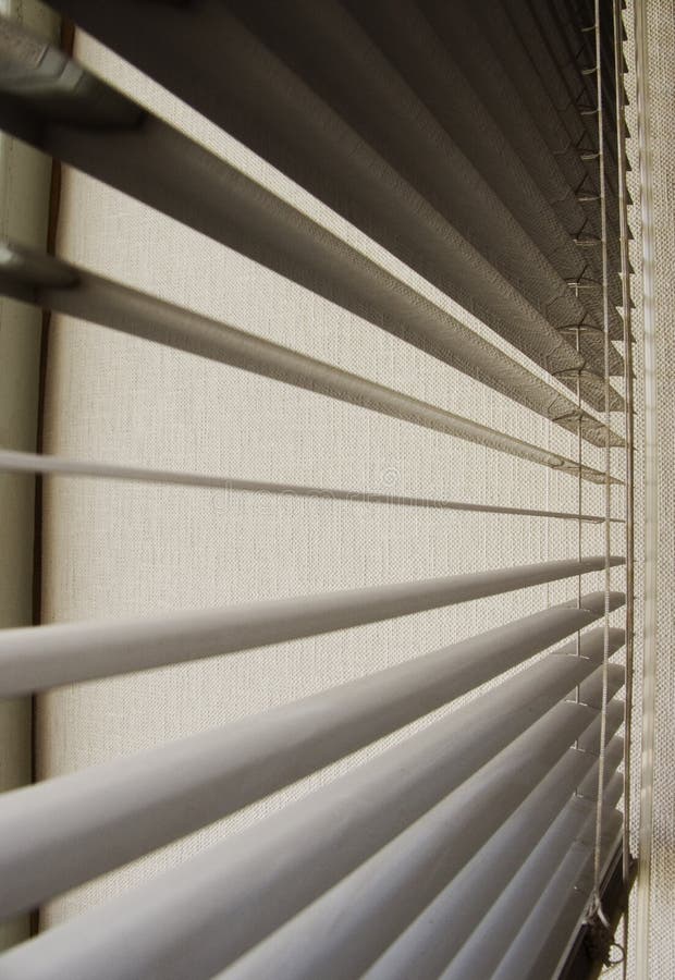 Gelosia Di Plastica Ad Una Finestra Fotografia Stock - Immagine di ...