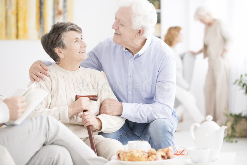Gelukkig Bejaarde Die Vrouw Koesteren Stock Afbeelding - Image of ...