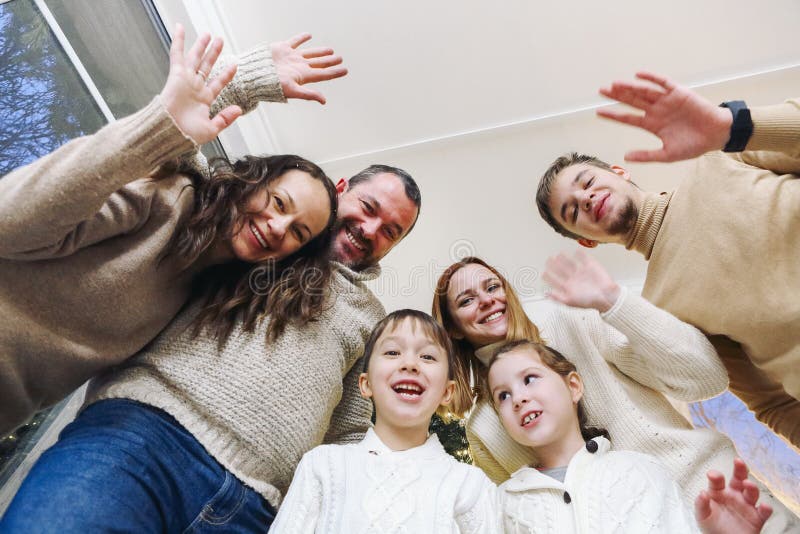 Gelukkig Grote Caucasiaanse Familie Met Veel Kinderen Die Zelfgemaakte ... Gelukkig Grote Caucasiaanse Familie Met Veel Kinderen Die Zelfgemaakte ...