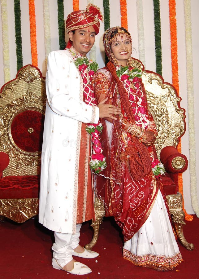 Indisch Paar in Hun Huwelijkskleding Stock Foto - Image of kostuum ...