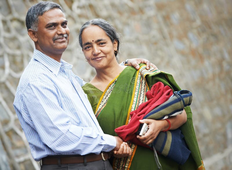 Gelukkig Indisch Volwassen Mensenpaar Stock Afbeelding - Image of ...