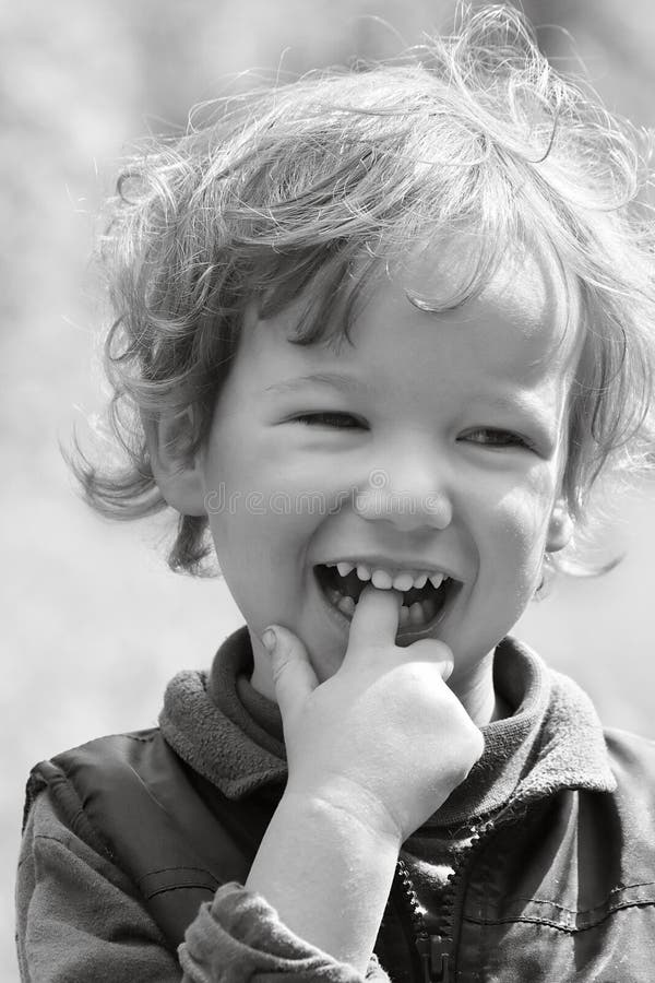 Gelukkig lachend kind stock afbeelding. Image of onschuldig - 1767639