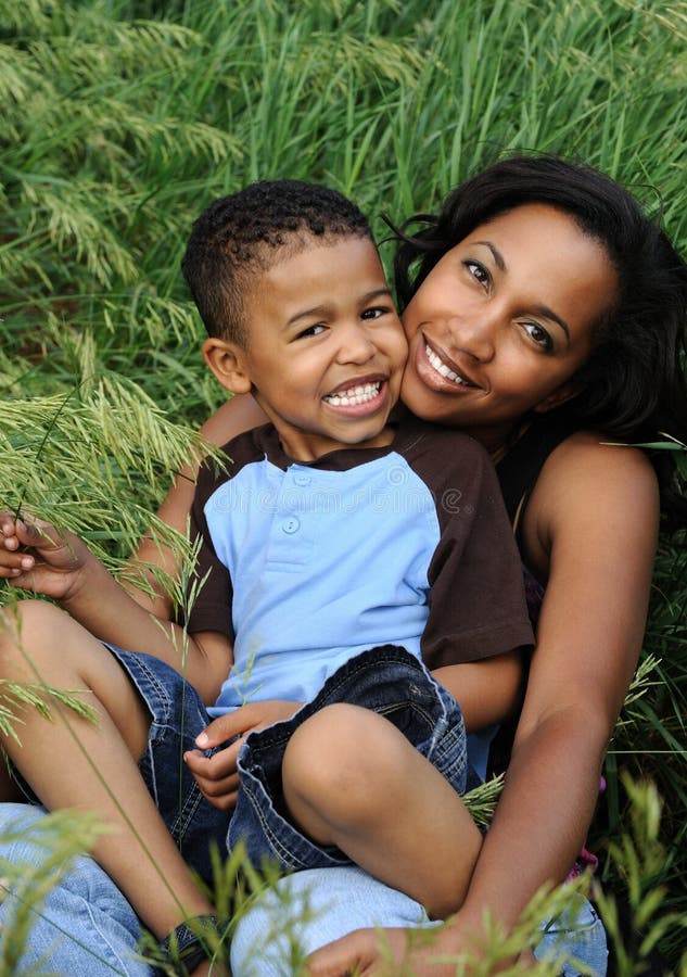 Gelukkig Moeder en Kind stock afbeelding. Image of gras - 10193641