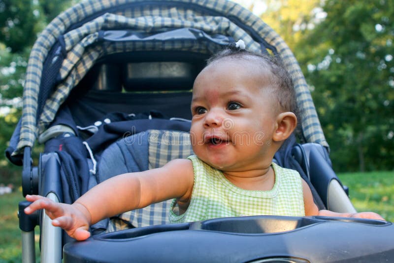 Gelukkige Baby in Wandelwagen Stock Foto - Image of mooi, menselijk ...