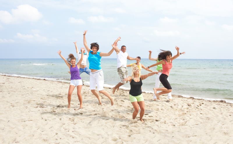 Groep Die Mensen Op Het Strand Ontspant Stock Foto - Image of nave ...