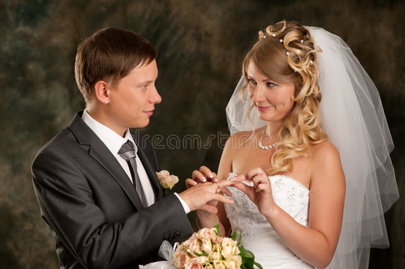 Gelukkige Bruid En Bruidegom Stock Foto - Image of viering, liefde ...