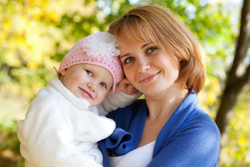 Gelukkige Jonge Moeder Met Haar Dochter Stock Afbeelding - Image of ...